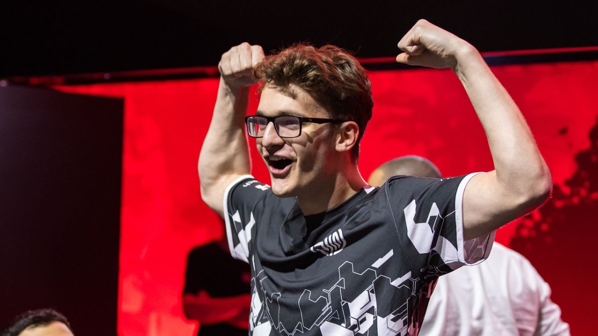 Evan “Verhulst” Verhulst Wins First-Ever EA Positive Play Award